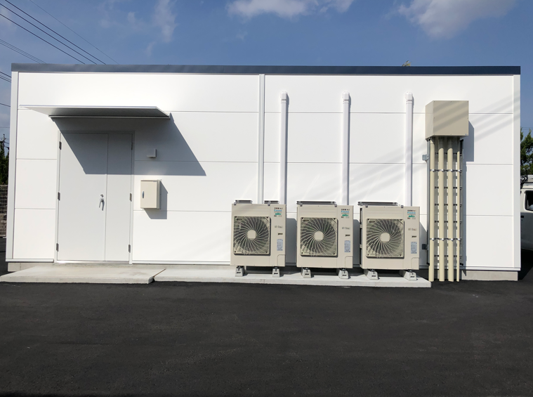 放射冷却素材「SPACECOOL」がQTnetの通信局舎へ新規採用 局舎内部温度が最大5.3℃低下、エアコン設定温度を最大4℃上げることで消費電力を削減 | SPACECOOL株式会社 ...